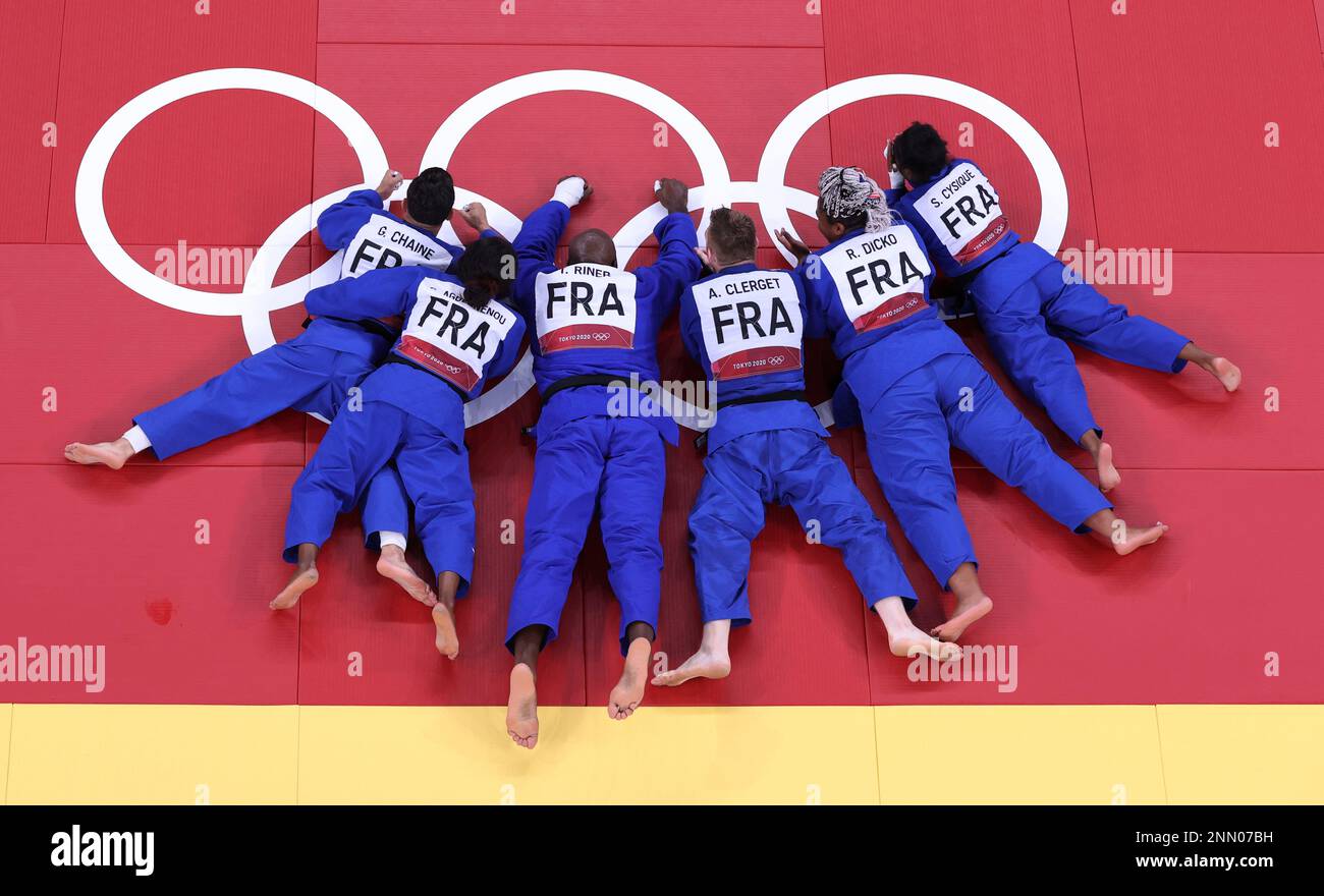 Members of France celebrate after winning Judo mixed team final match ...