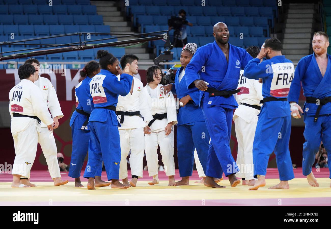 Members of France celebrate after winning Judo mixed team final match ...
