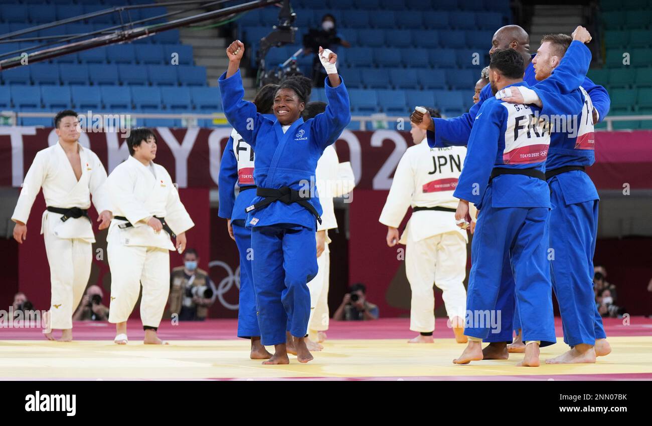 Members of France celebrate after winning Judo mixed team final match ...