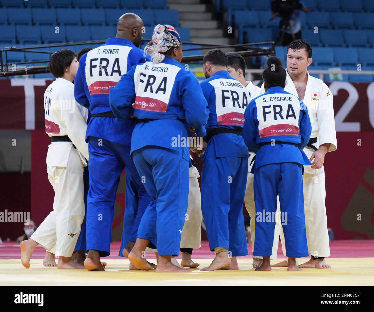 Members of France celebrate after winning Judo mixed team final match ...