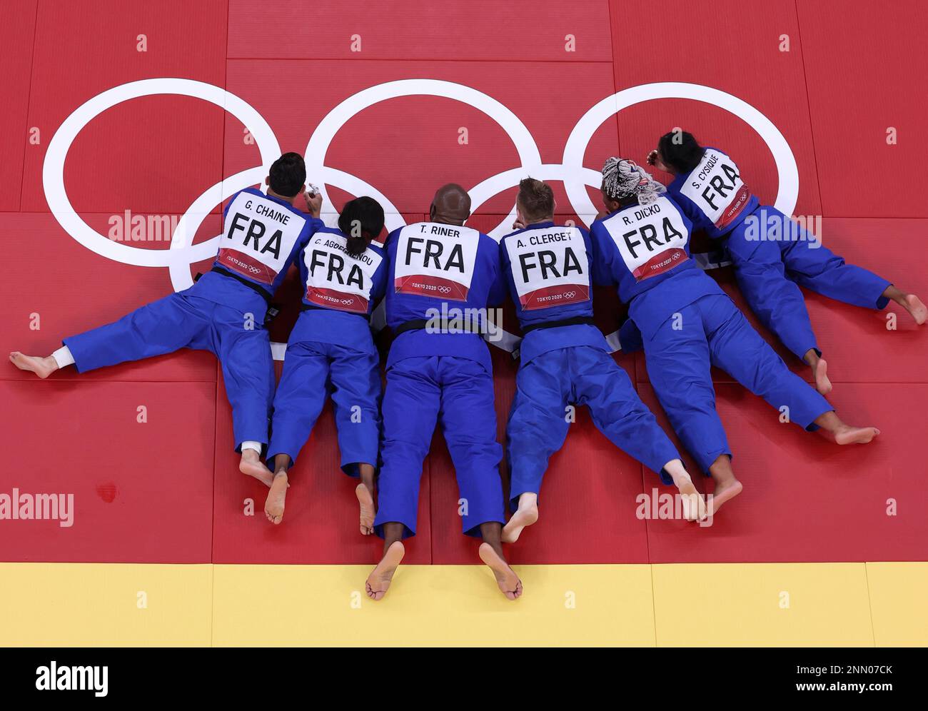 Members of France celebrate after winning Judo mixed team final match ...