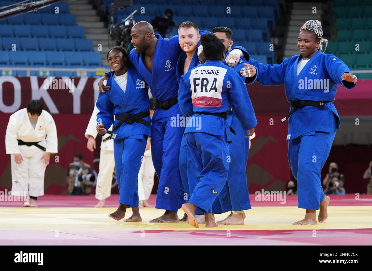 Members of France celebrate after winning Judo mixed team final match ...