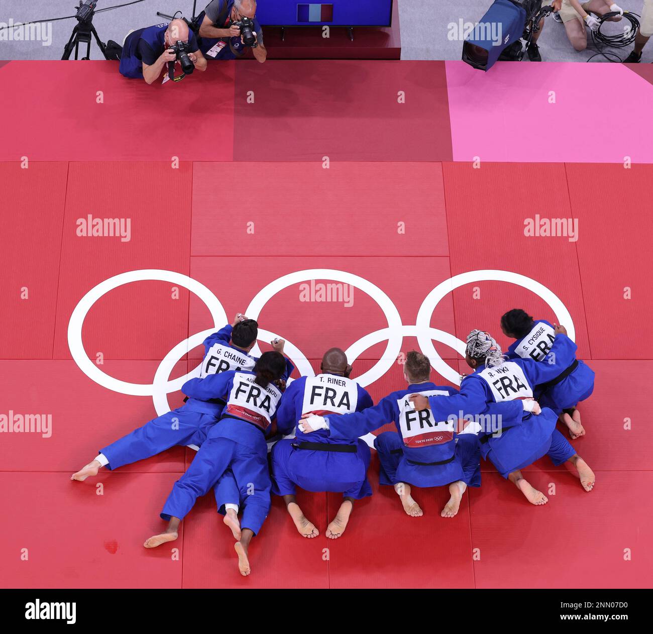 Members of France celebrate after winning Judo mixed team final match ...