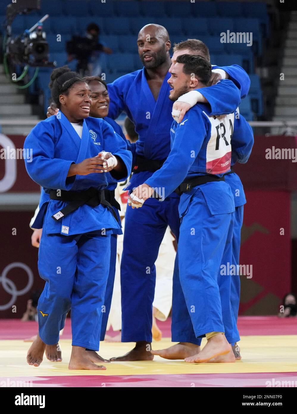 Members of France celebrate after winning Judo mixed team final match ...