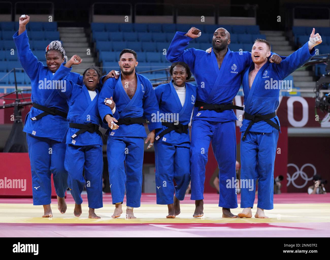 Members of France celebrate after winning Judo mixed team final match ...
