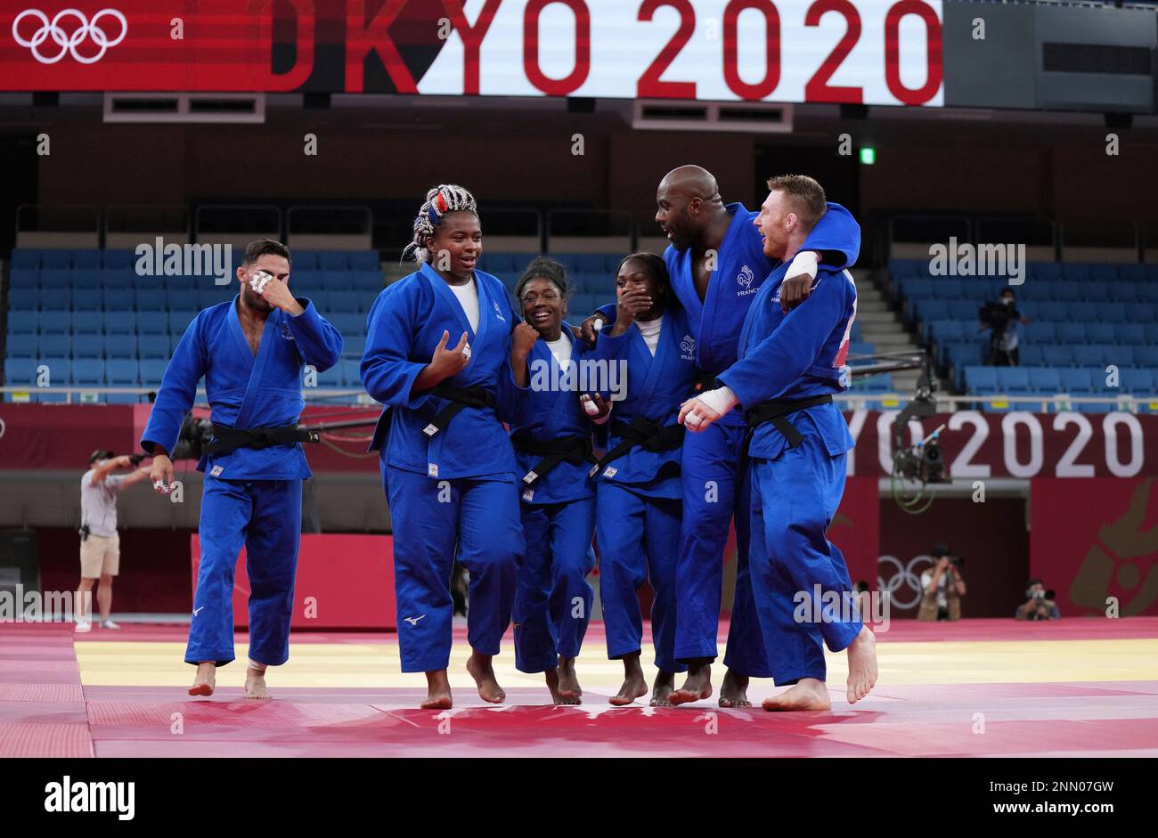 Members of France celebrate after winning Judo mixed team final match ...
