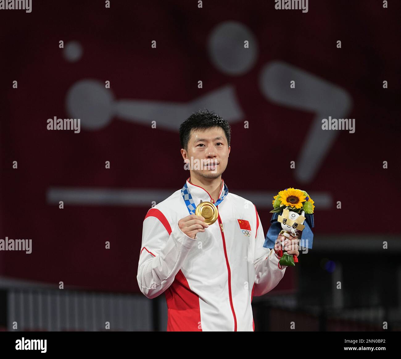 China's MA Long attends a victory ceremony after winning Men's Singles ...