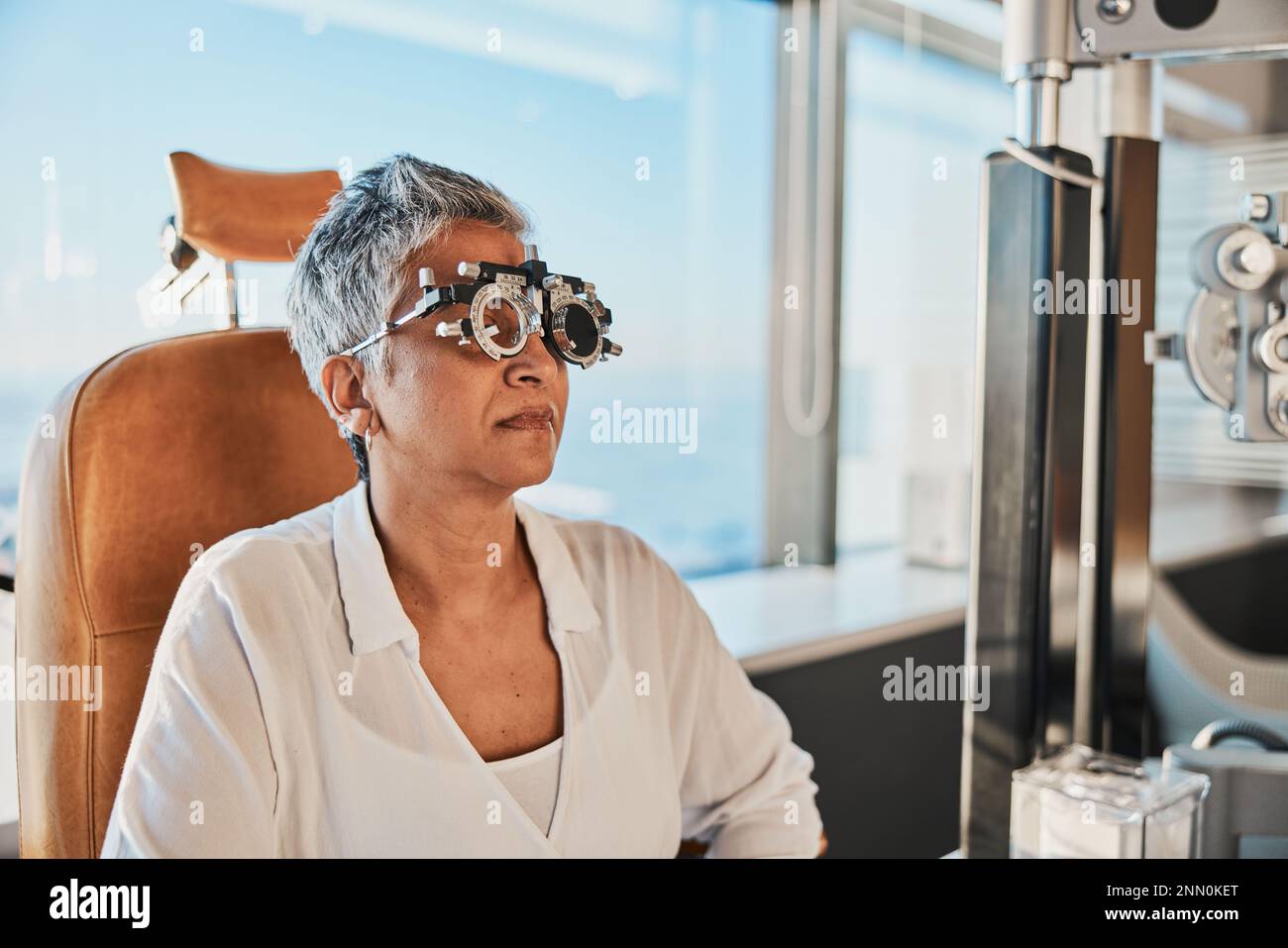 Female optometrist consulting male client hi-res stock photography and images - Alamy