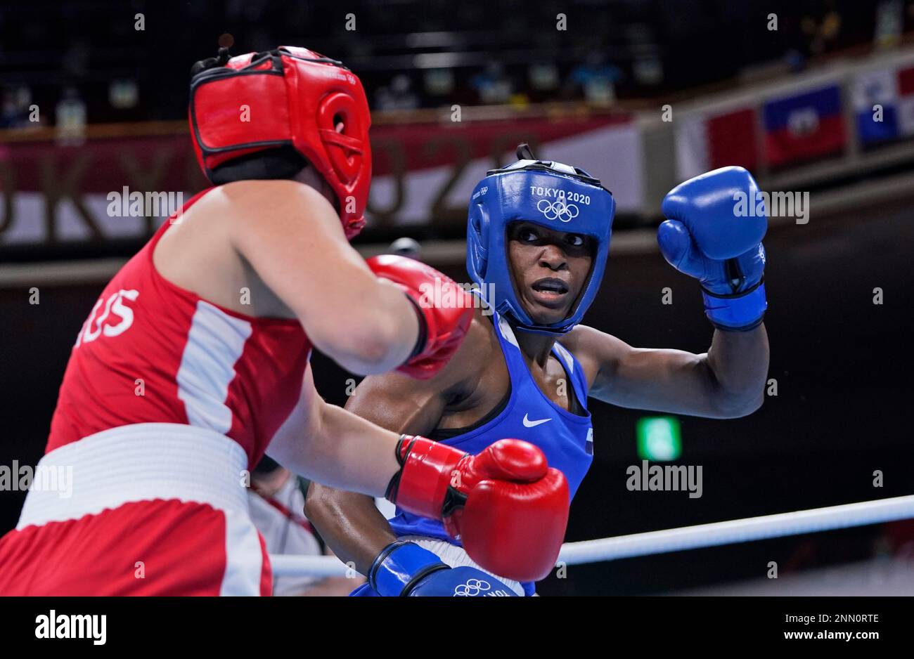 Panama's Atheyna Bylon, in blue, and Australia's Caitlin Parker ...