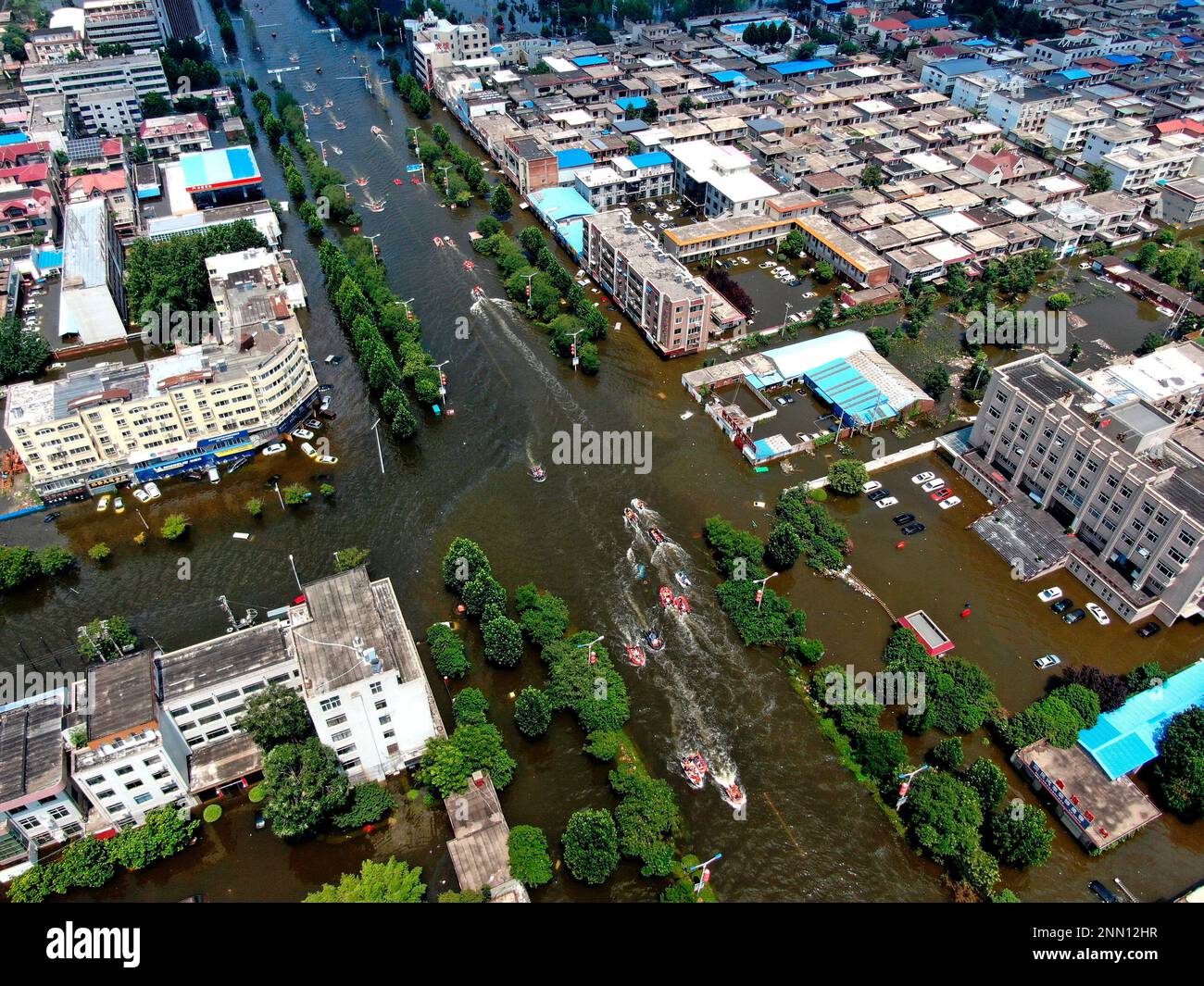 Rescuers transfer citizens out of the flooded zone in a massive ...