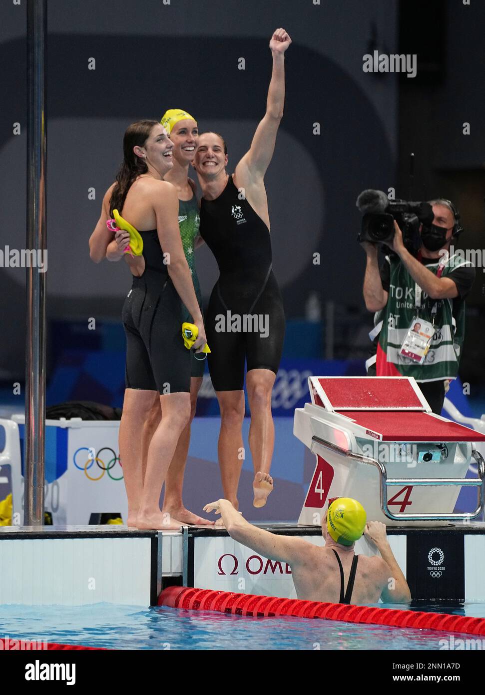 Australian team swimmers react after winning Women's 4 x 100m Freestyle ...