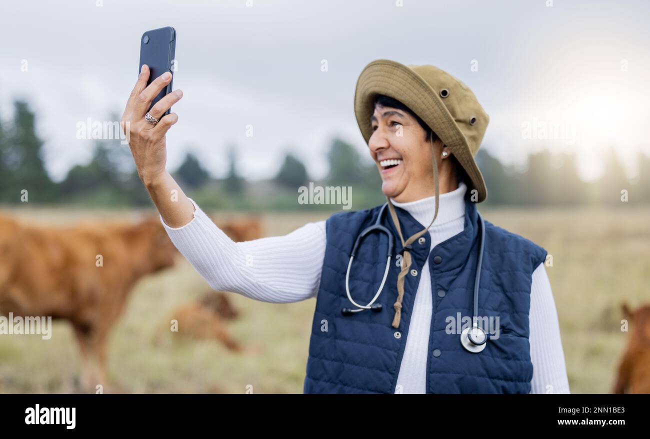 Conversation animals hi-res stock photography and images - Alamy