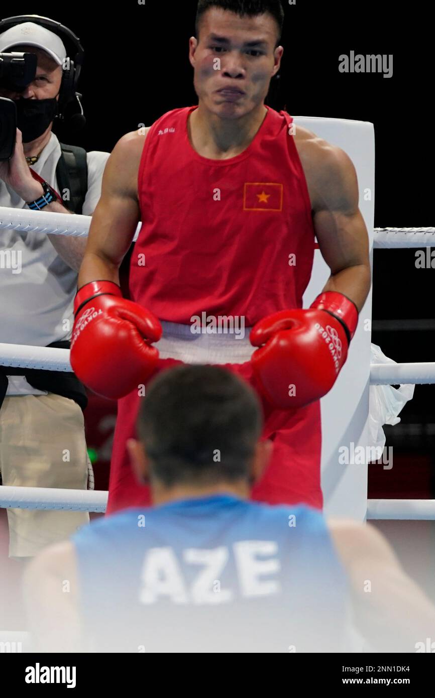 Vietnam's Nguyen van Duong, top, looks at Azerbaijan's Tayfur Aliyev ...