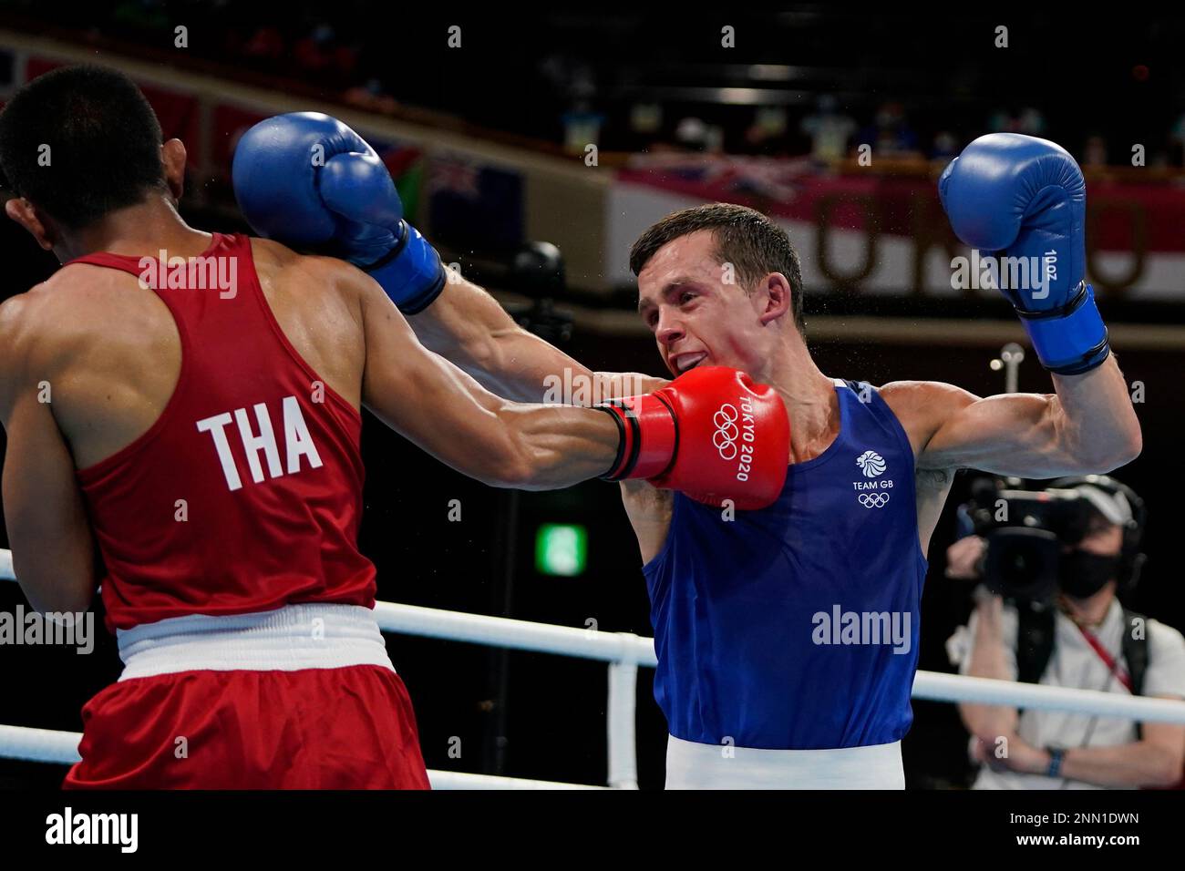 Thailand's Chatchai-Decha Butdee, left, exchanges punches with Britain ...
