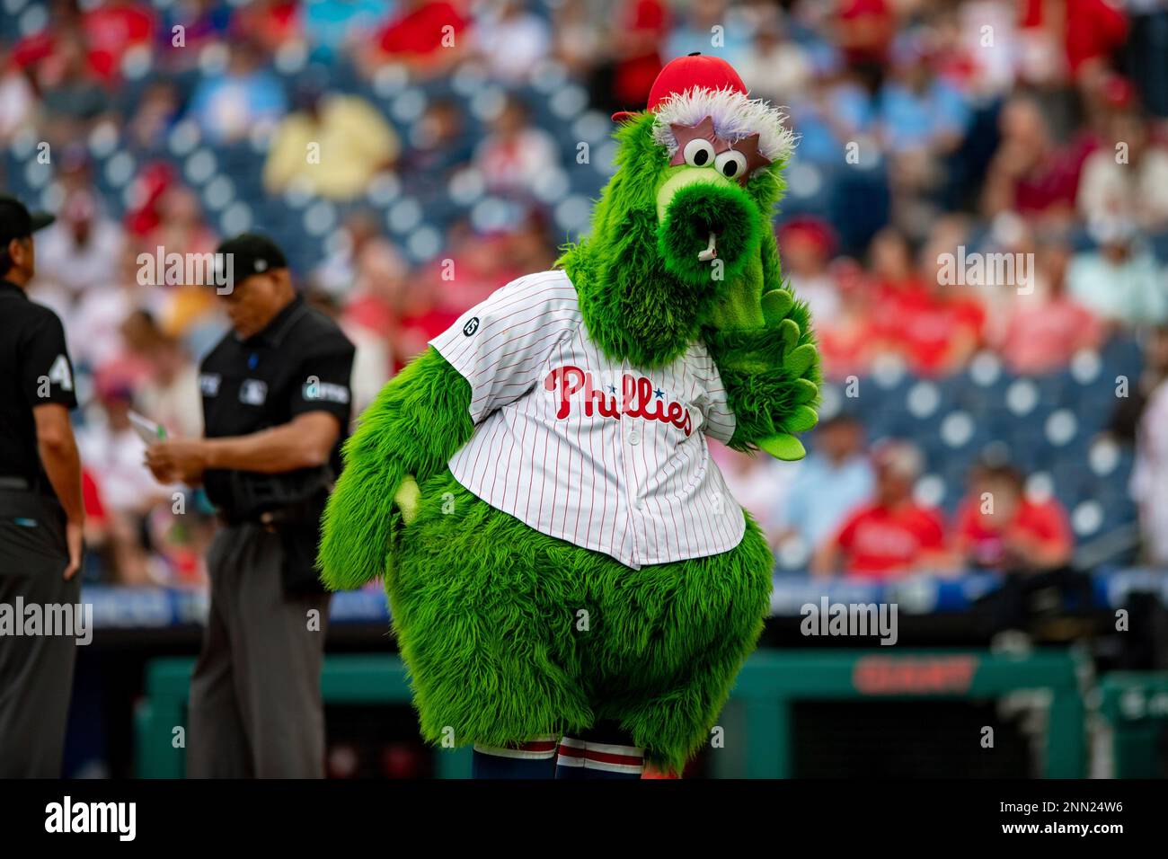 PHILADELPHIA, PA - JULY 17: Phillies mascot Phanatic during the rain ...
