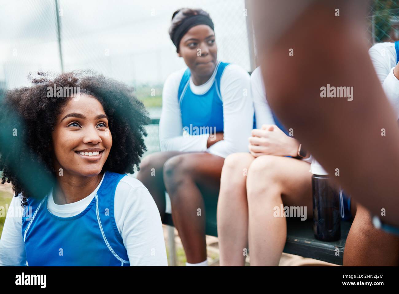 Netball team smiling hi-res stock photography and images - Alamy