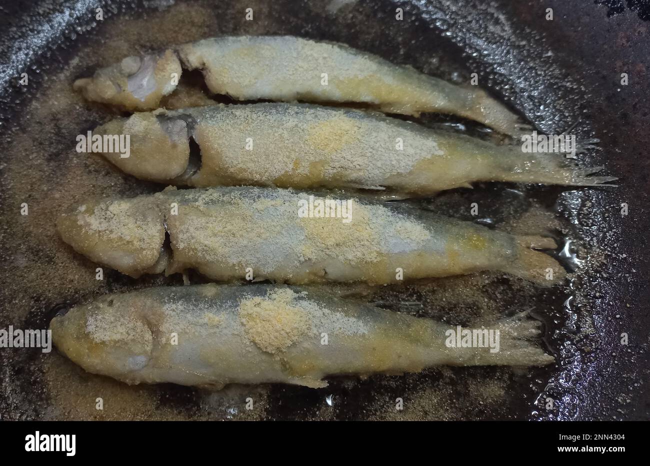Fried mackerel fish in a frying pan, close-up Stock Photo - Alamy