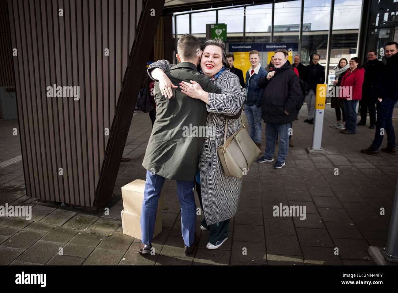 CASTRICUM - Annabel Nanninga gets on the bus for the JA21 bus tour in ...