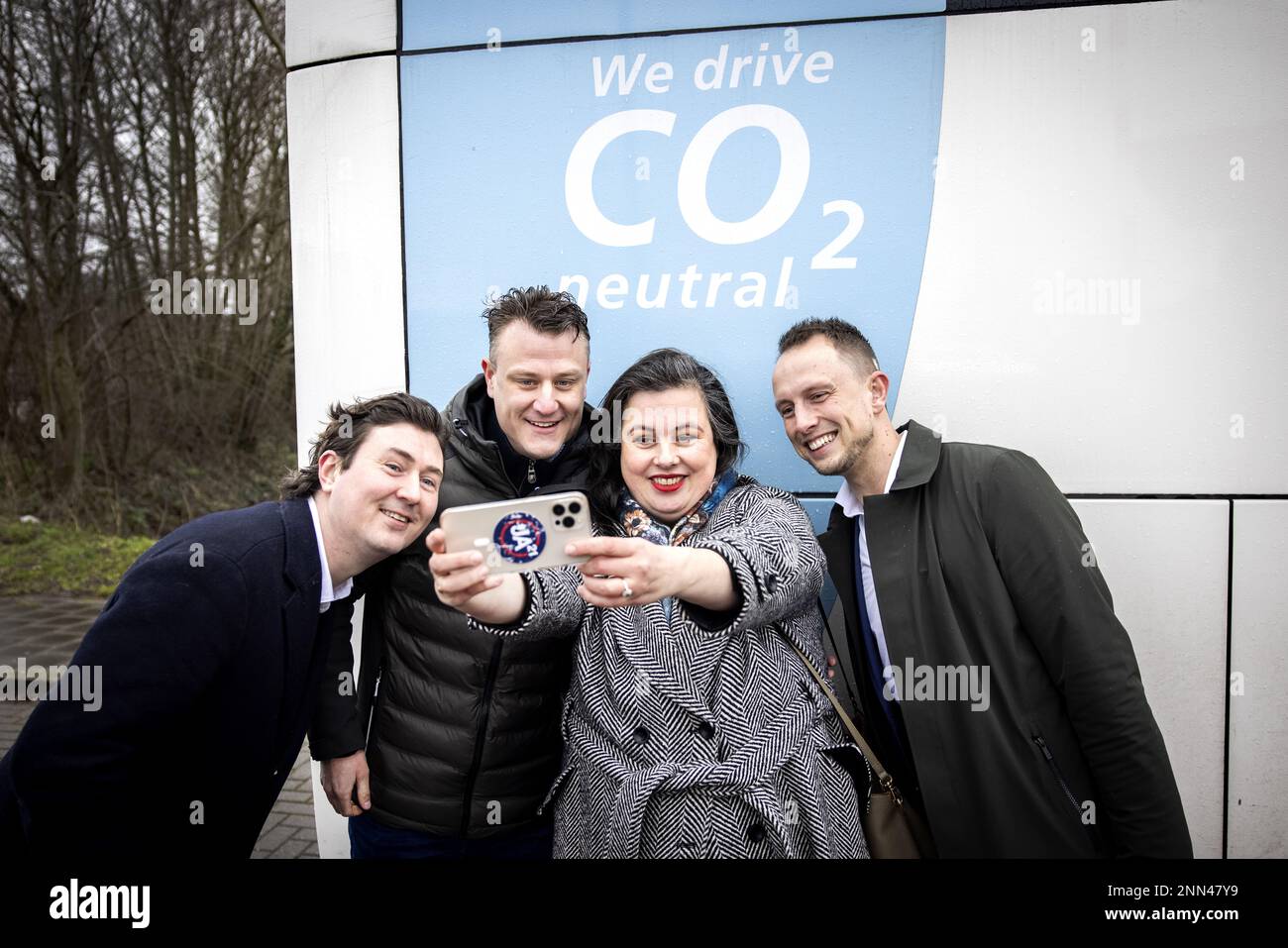 CASTRICUM - Annabel Nanninga gets on the bus for the JA21 bus tour in ...
