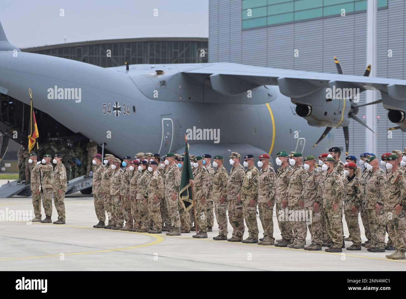 Soldiers of the German Armed Forces have lined up in front of the ...