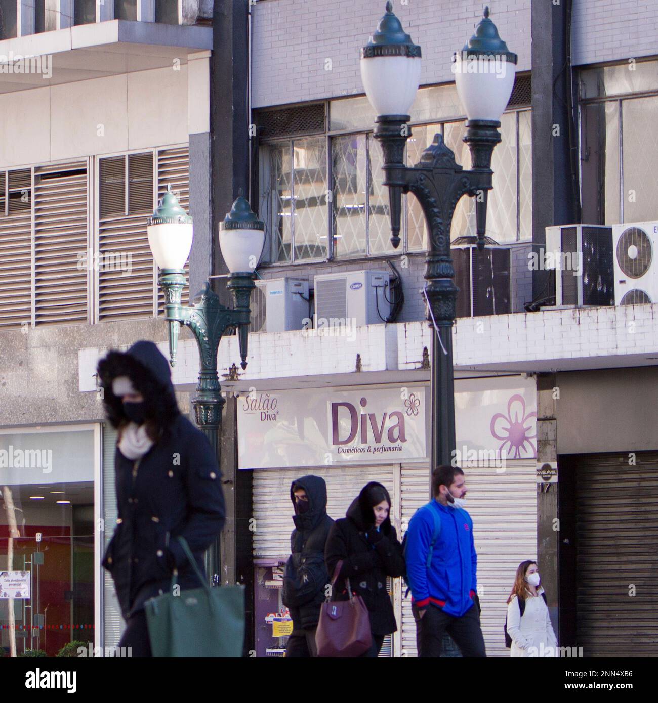 PR - Curitiba - 06/30/2021 - CURITIBA, CLIMA - People are seen wearing ...