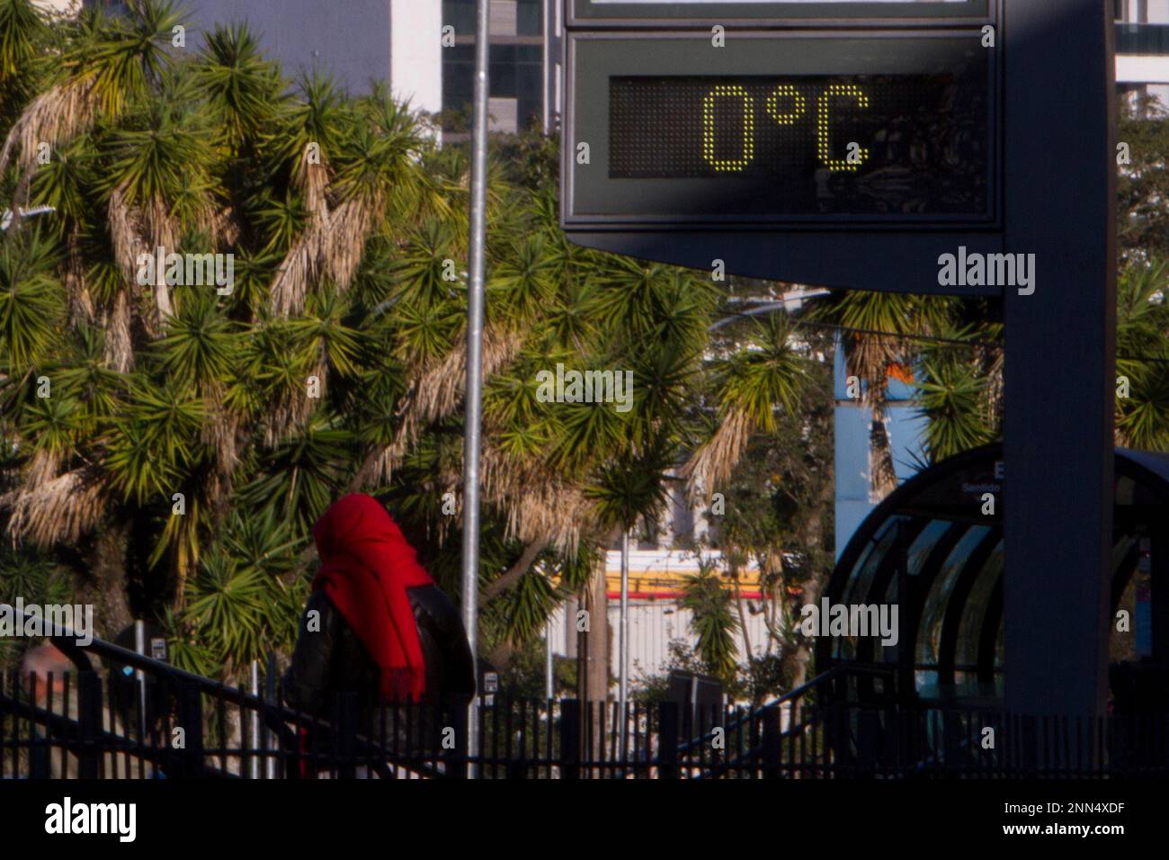 PR - Curitiba - 06/30/2021 - CURITIBA, CLIMA - View of the thermometer ...