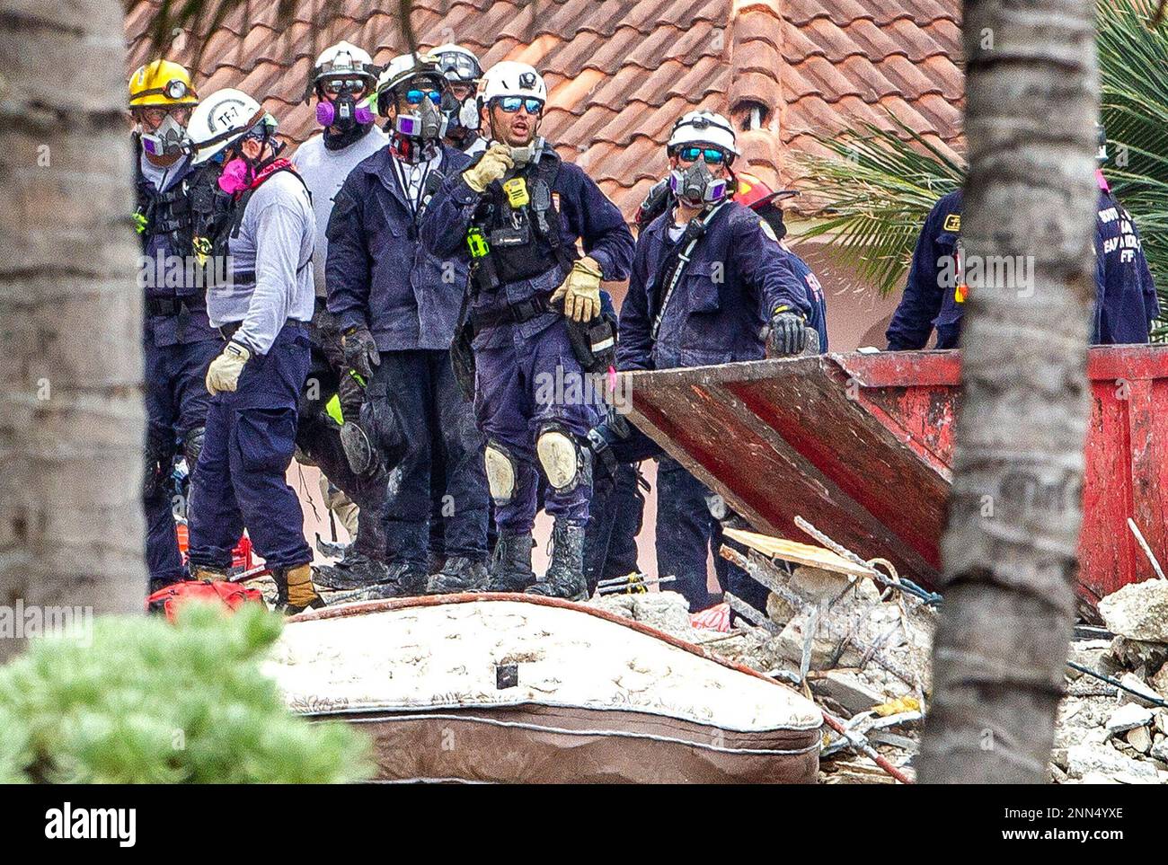 Search and rescue teams look for survivors at the collapsed 12-story ...