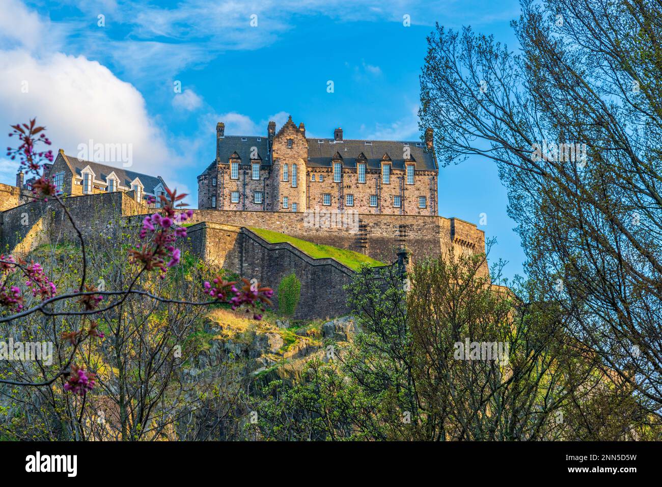Old edinburgh castle image hi-res stock photography and images - Alamy