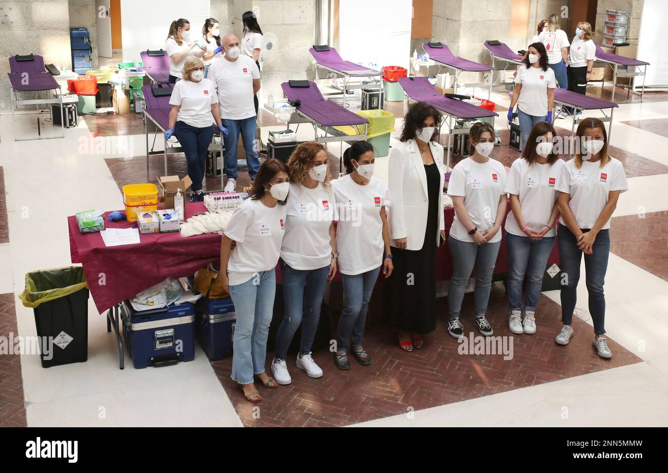 A group of volunteers pose with the manager of the Red Cross blood ...