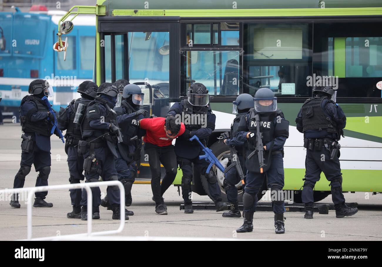 Officers with gun of the Tokyo Metropolitan Police Department (TMPD ...