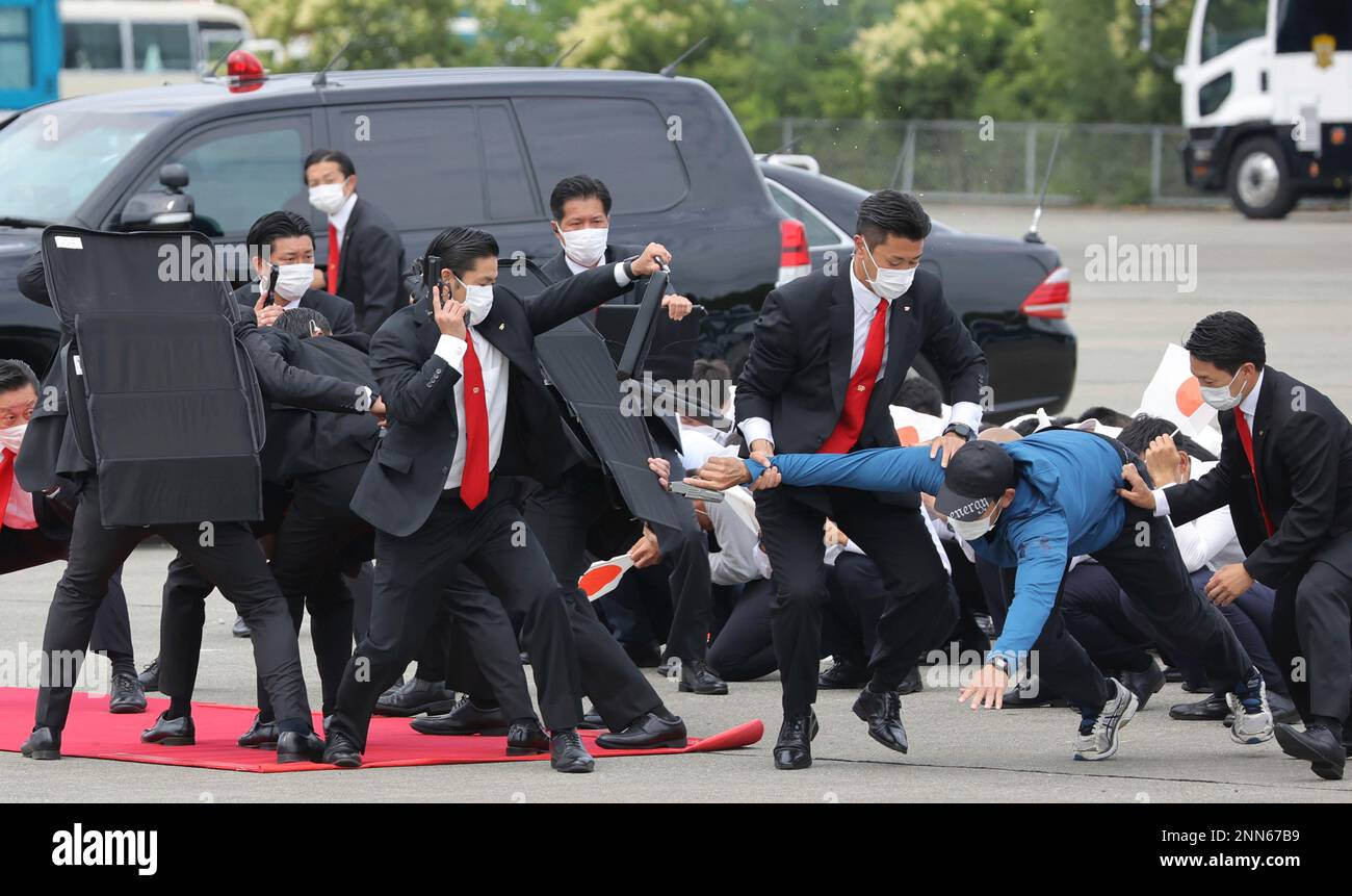 Officers with gun of the Tokyo Metropolitan Police Department (TMPD ...