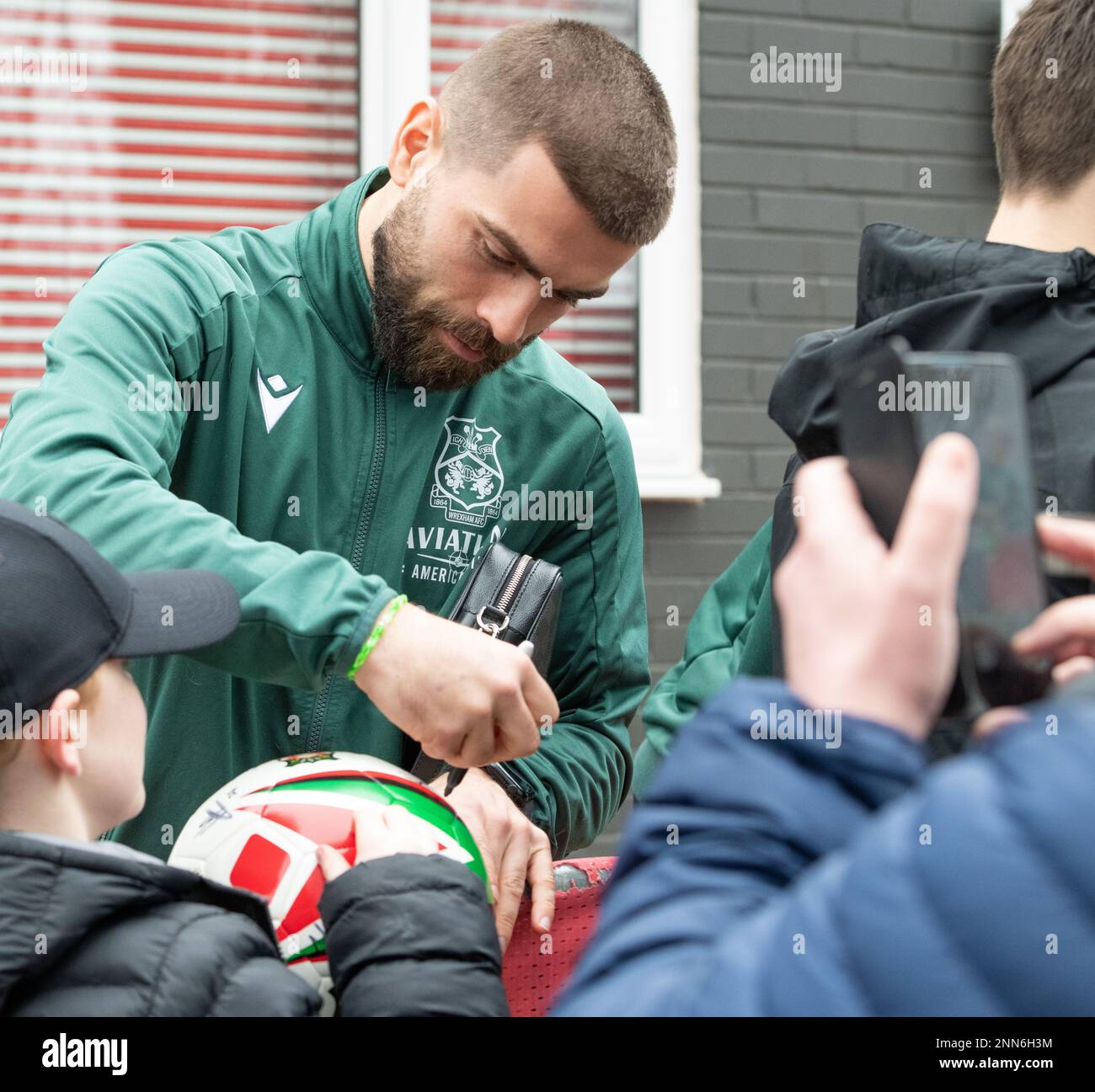 Elliot lee wrexham fans hi-res stock photography and images - Alamy