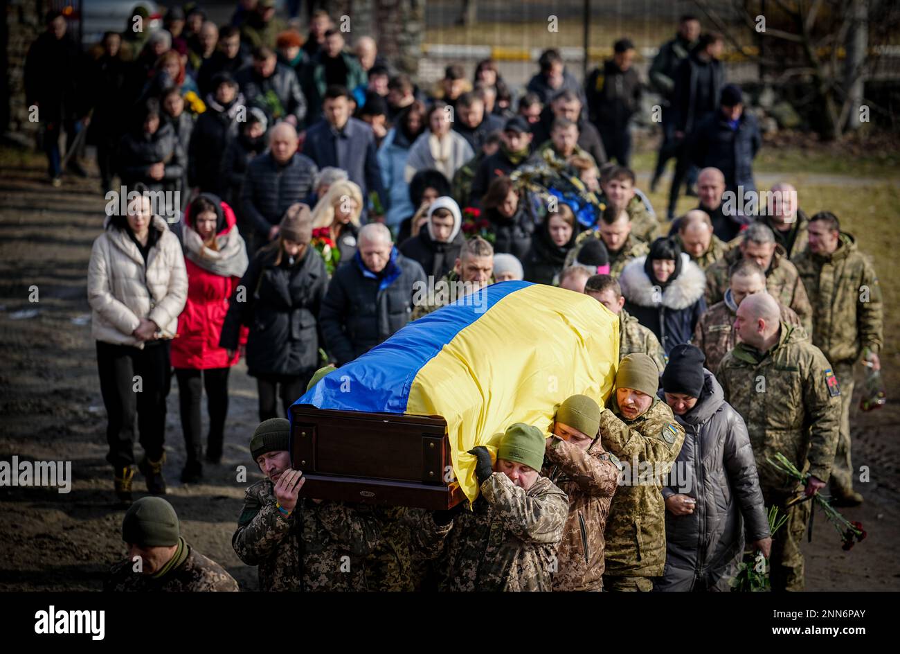 Butscha, Ukraine. 25th Feb, 2023. The coffin with the fallen soldier ...