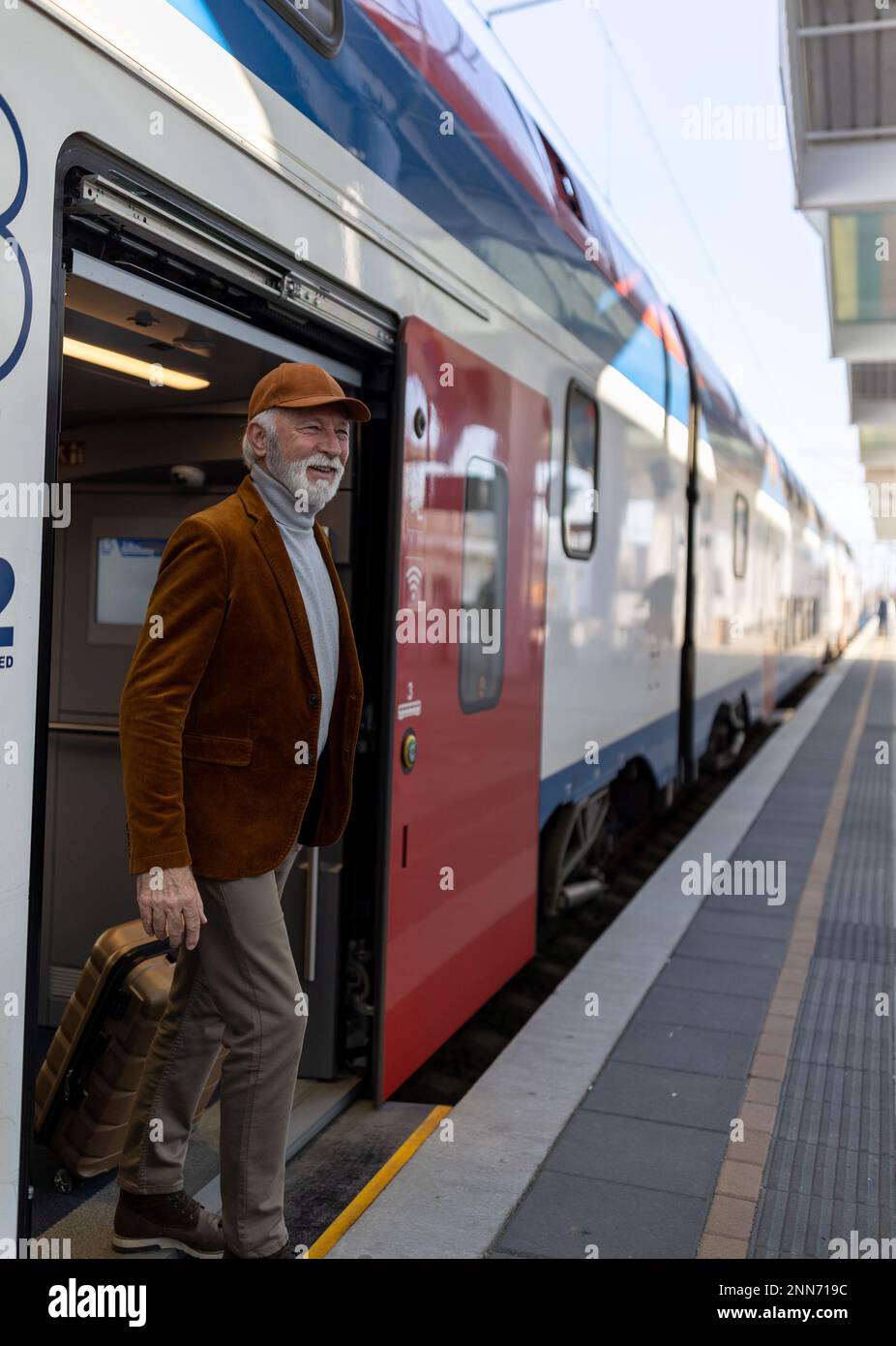 People getting on off train hi-res stock photography and images - Alamy