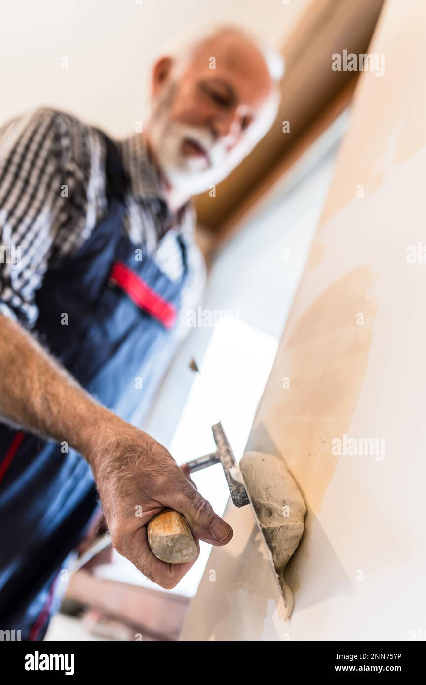 Plastering on walls hi-res stock photography and images - Alamy