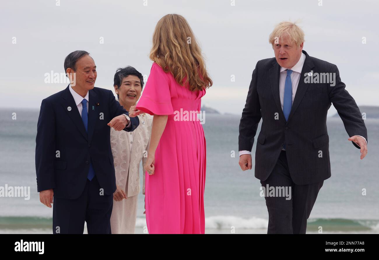 Japanese Prime Minister Yoshihide Suga and his wife Mariko are greeted ...