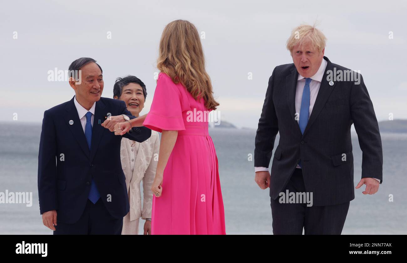 Japanese Prime Minister Yoshihide Suga and his wife Mariko are greeted ...