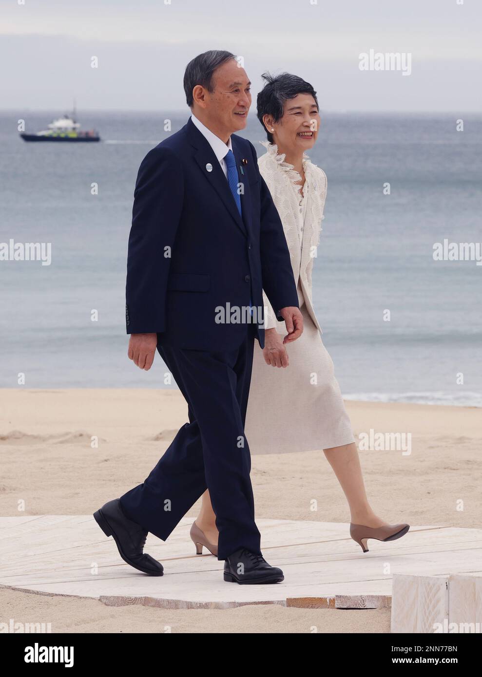 Japanese Prime Minister Yoshihide Suga and his wife Mariko head for the ...