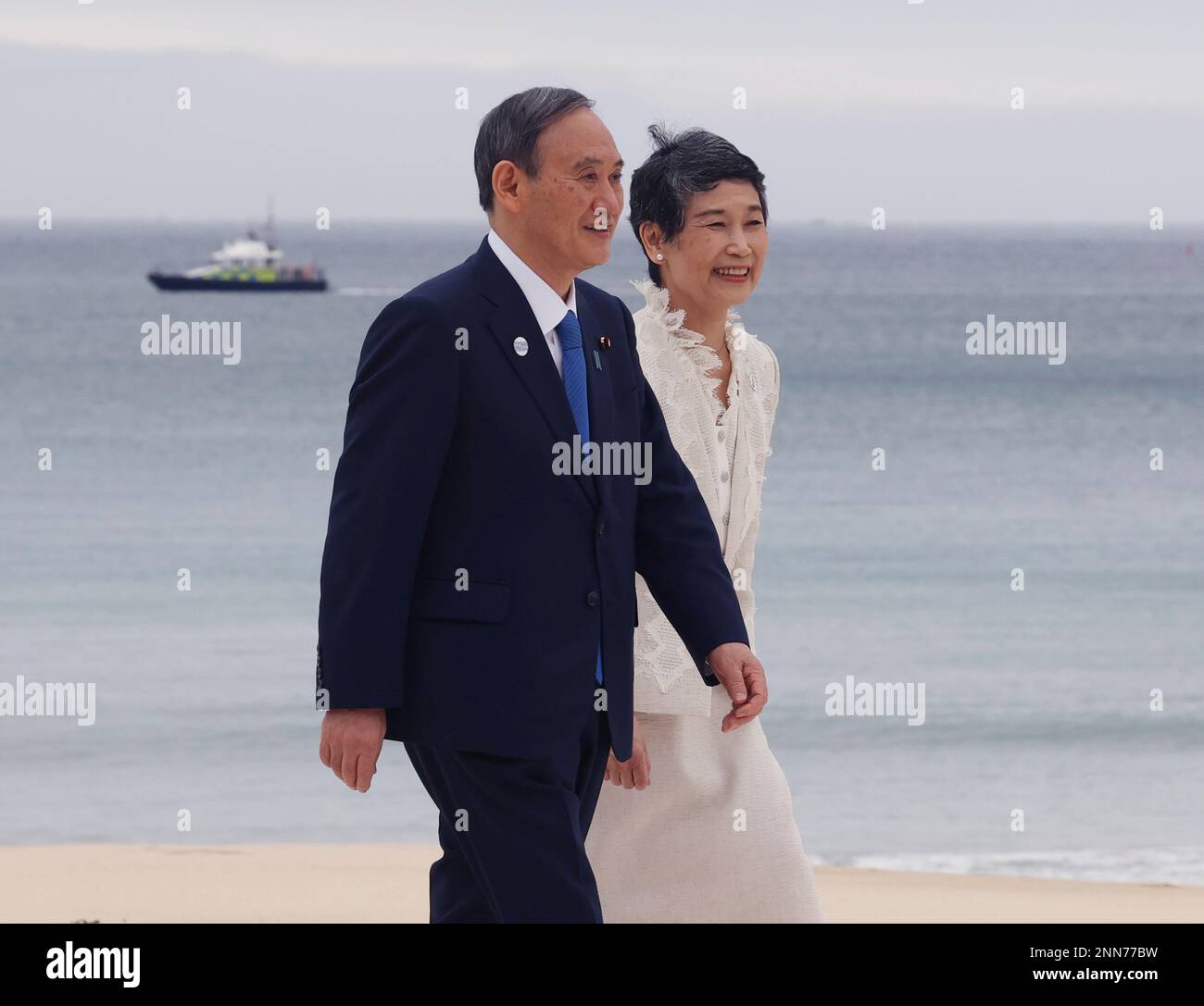 Japanese Prime Minister Yoshihide Suga and his wife Mariko head for the ...