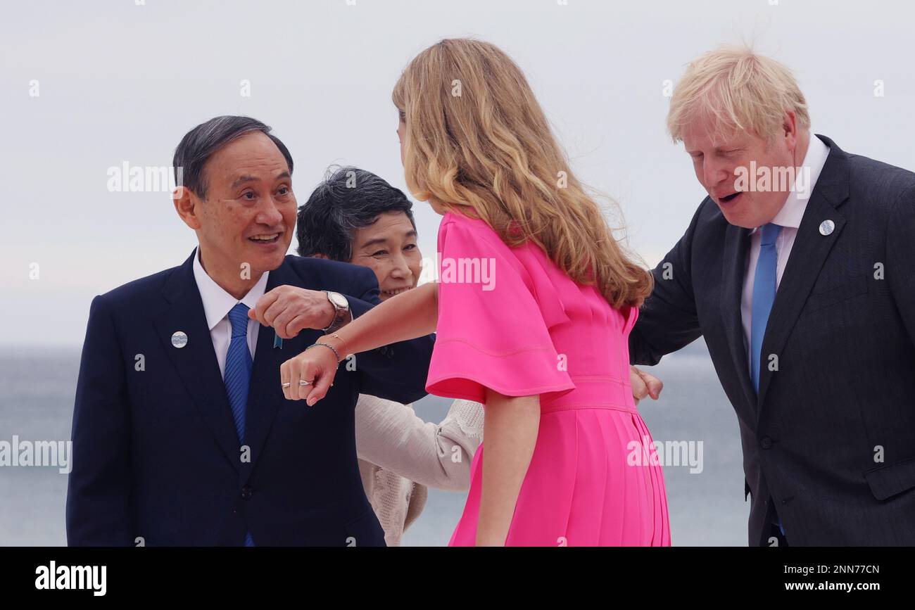 Japanese Prime Minister Yoshihide Suga and his wife Mariko are greeted ...