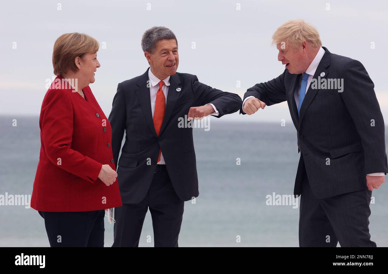 German Prime Minister Angela Merkel and her husband Ulrich are greeted ...