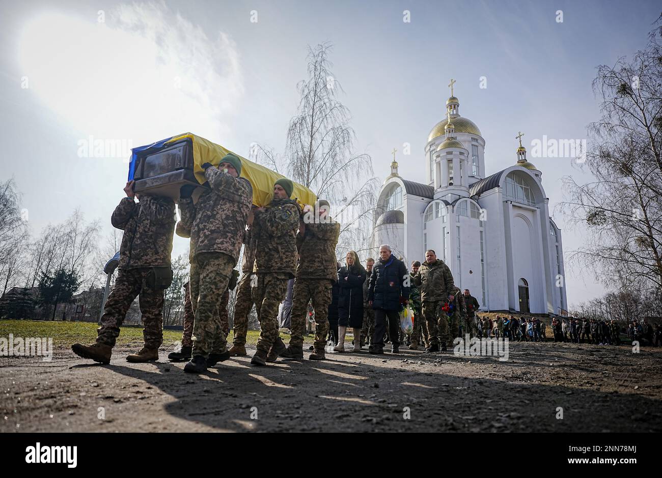 Butscha, Ukraine. 25th Feb, 2023. The coffin with the fallen soldier ...