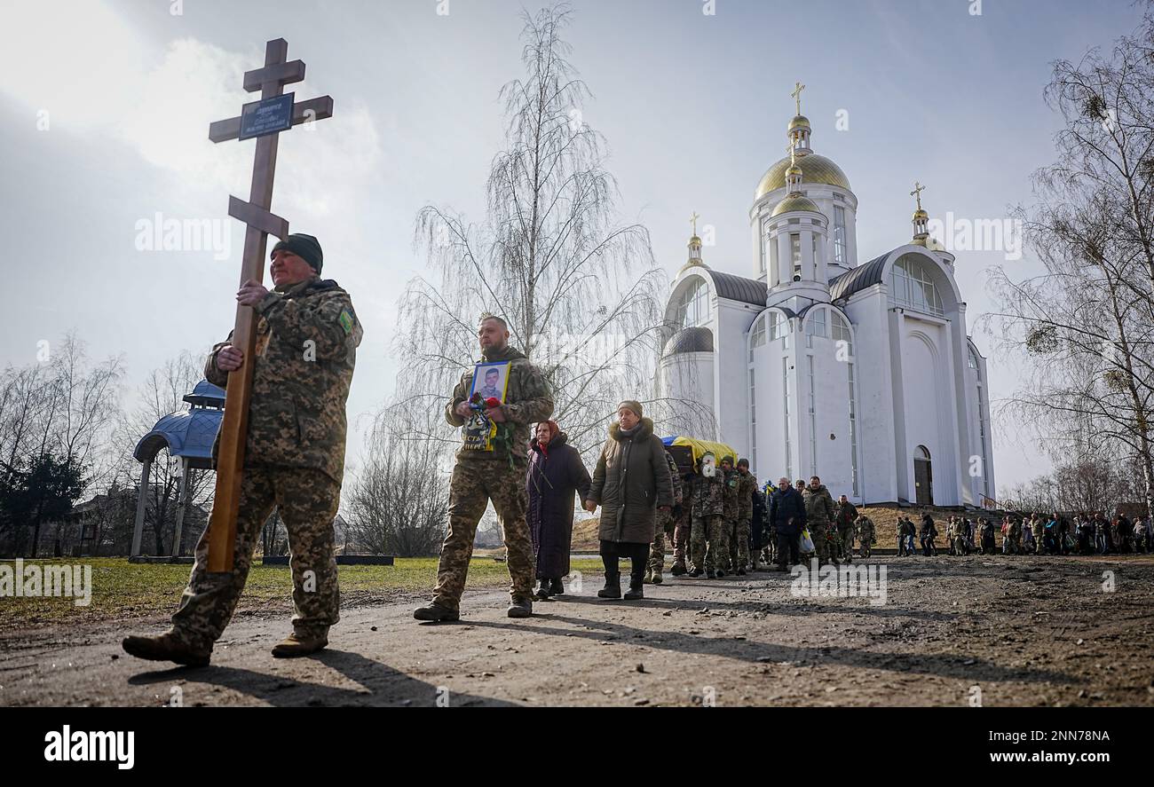 Butscha, Ukraine. 25th Feb, 2023. The coffin with the fallen soldier ...
