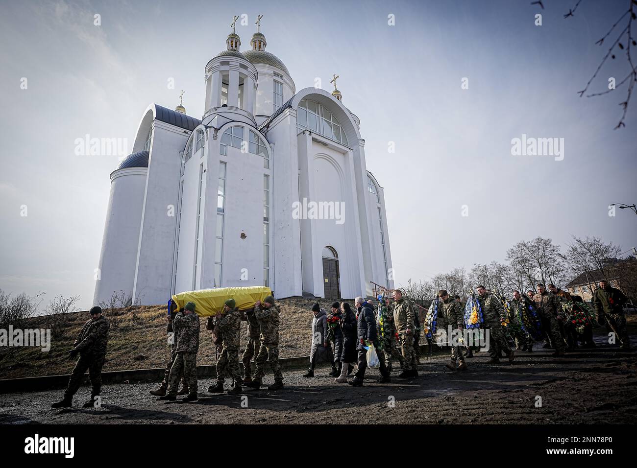 Butscha, Ukraine. 25th Feb, 2023. The coffin with the fallen soldier ...