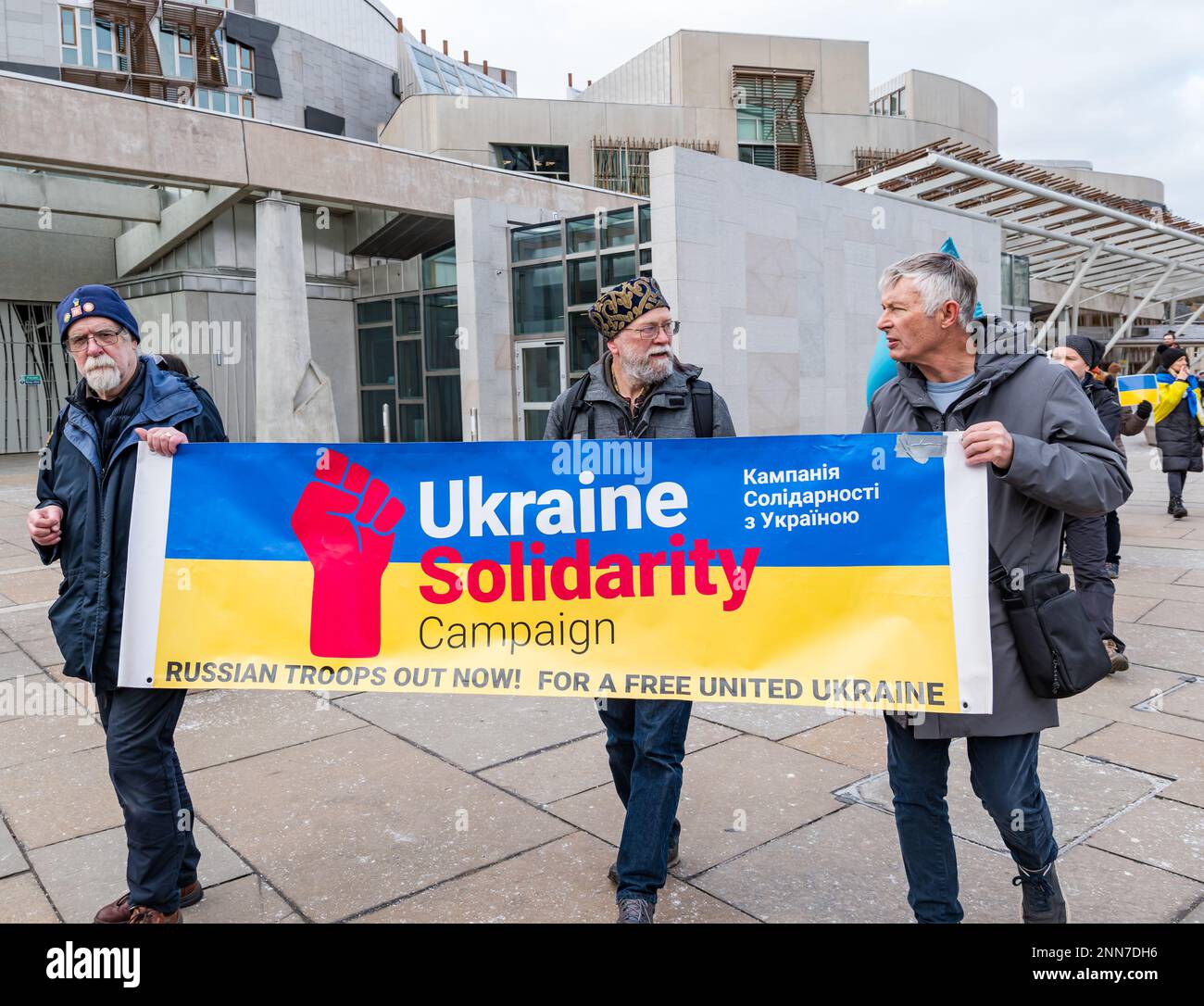 Uk building with ukraine flag hi-res stock photography and images - Alamy