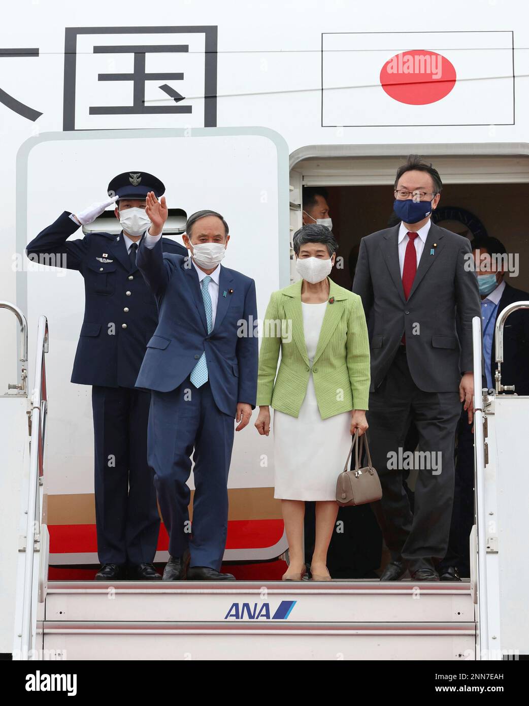 Japanese Prime Minister Yoshihide Suga and his wife Mariko arrive at ...