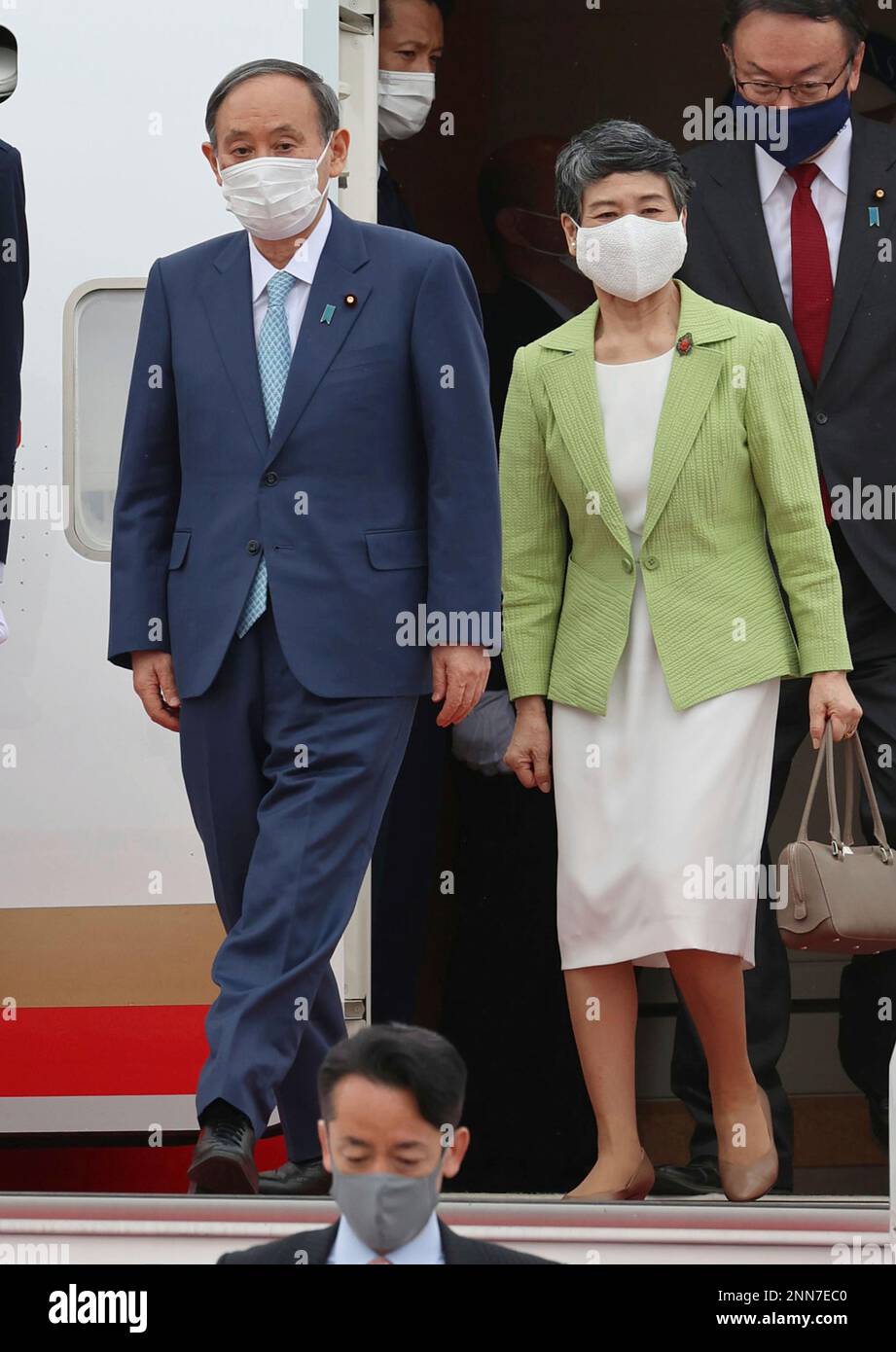 Japanese Prime Minister Yoshihide Suga and his wife Mariko arrive at ...