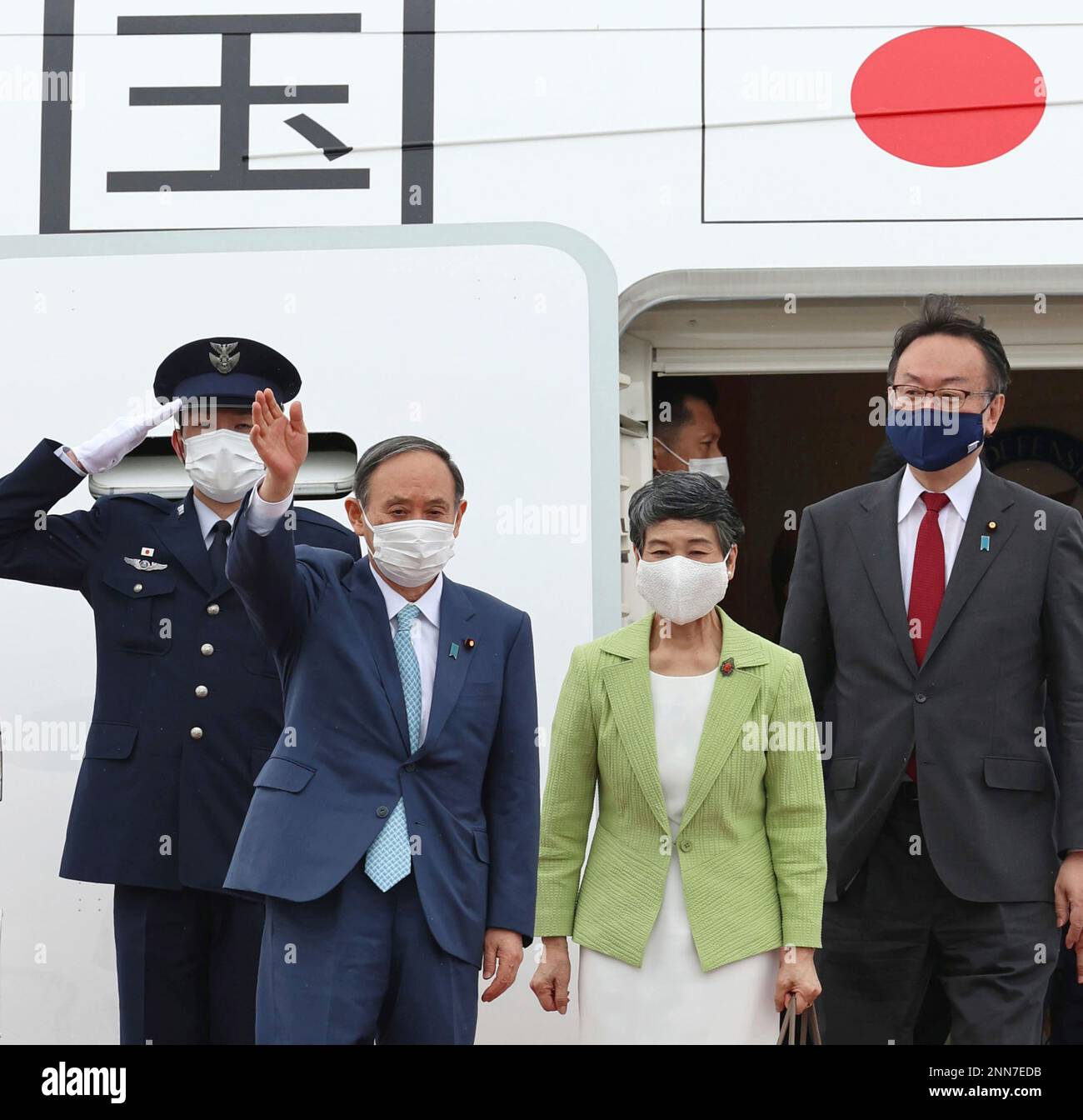 Japanese Prime Minister Yoshihide Suga and his wife Mariko arrive at ...