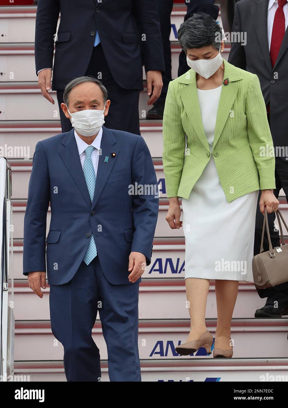Japanese Prime Minister Yoshihide Suga and his wife Mariko arrive at ...