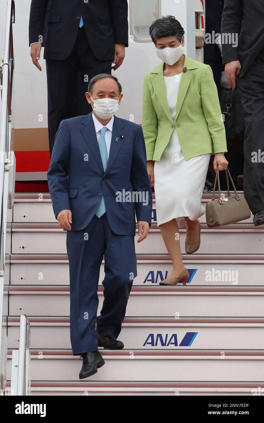 Japanese Prime Minister Yoshihide Suga and his wife Mariko arrive at ...